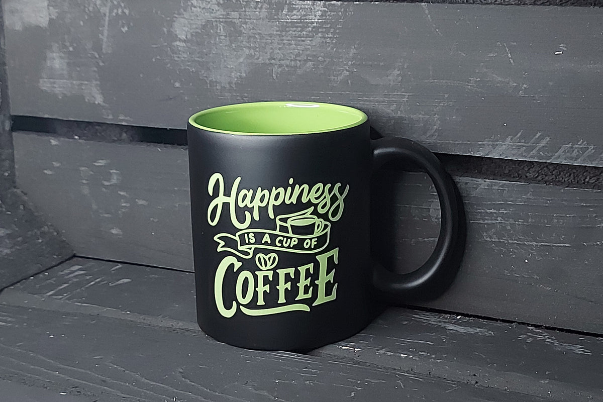 Zwarte mok met groene gravure | Leuke designs | Woody Woodcutter