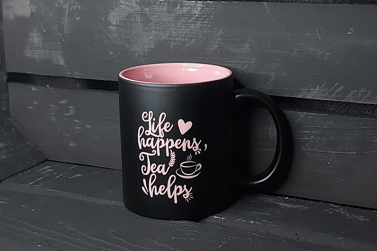 Zwarte mok met roze gravure | Leuke designs | Woody Woodcutter