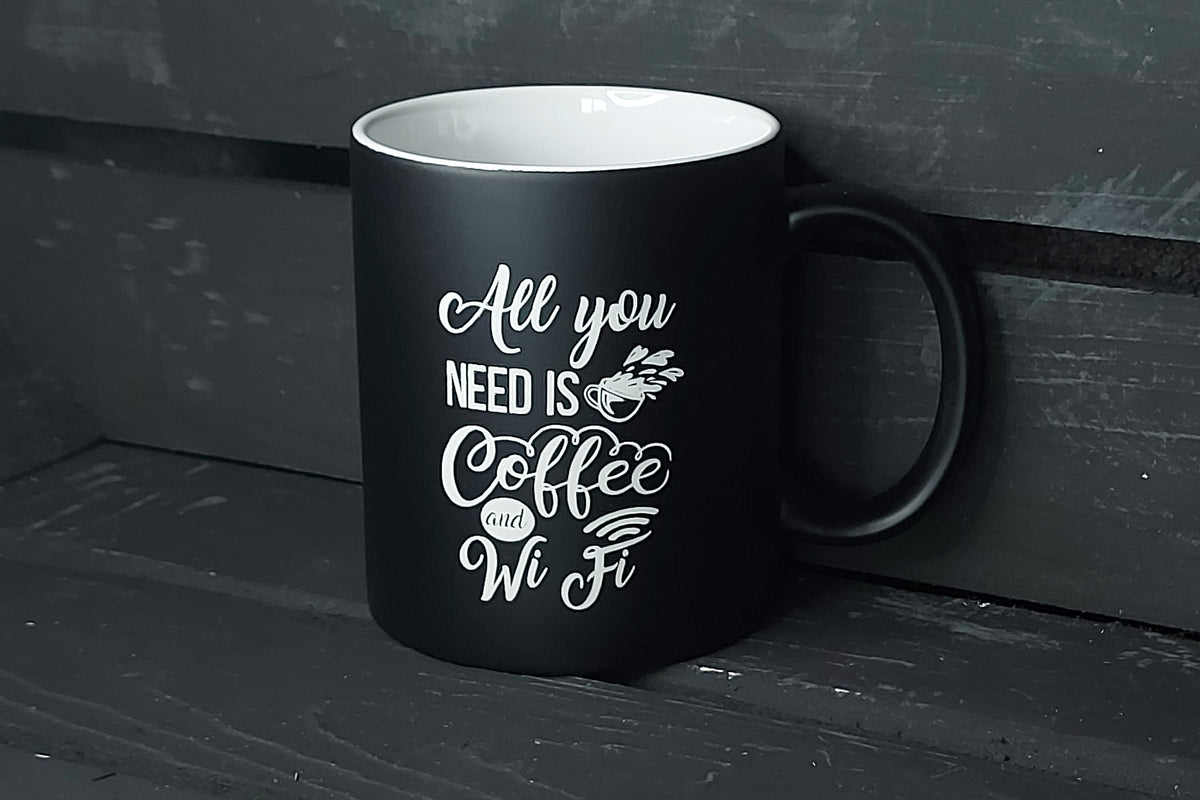 Zwarte mok met witte gravure | Leuke designs | Woody Woodcutter